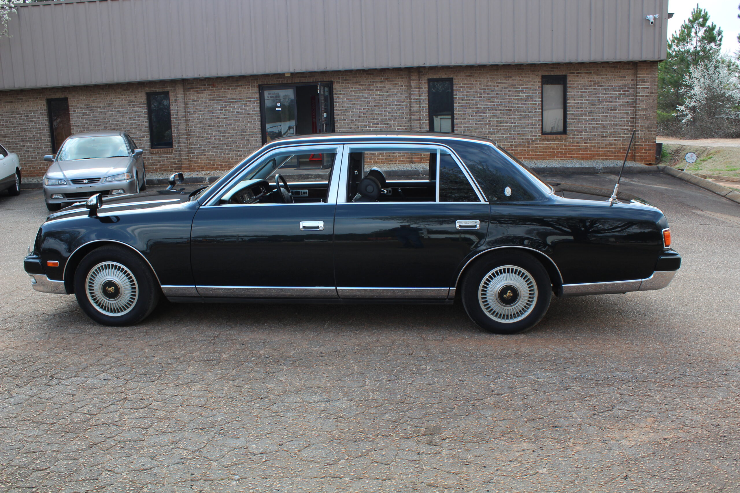For Sale: Toyota Century Rare Ebony Teal with Leather » JDMBUYSELL